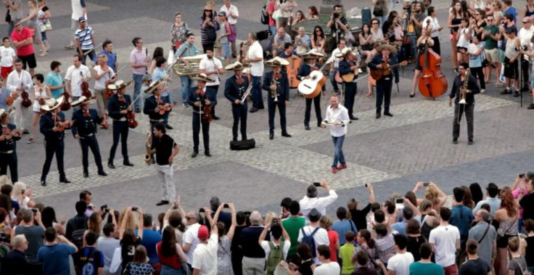Emociónate con estos 5 flash mobs muy mexicanos (VIDEOS) - Más de México