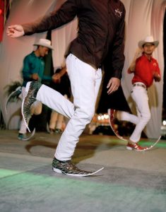 Botas tribaleras: símbolo de creatividad, contracultura y de una fiesta ...