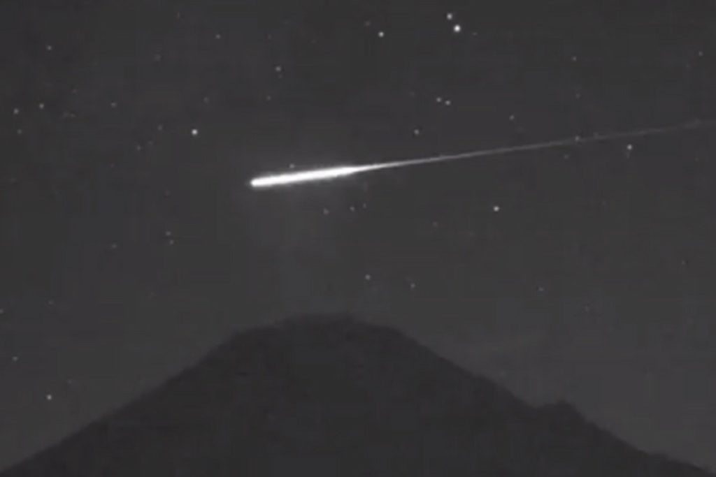 ¡Un meteorito destella en el cielo mexicano! Mira los mejores videos ...